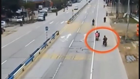 电动车男子看了一眼大货车,还是毅然拐过去,以为卡车不会撞他!