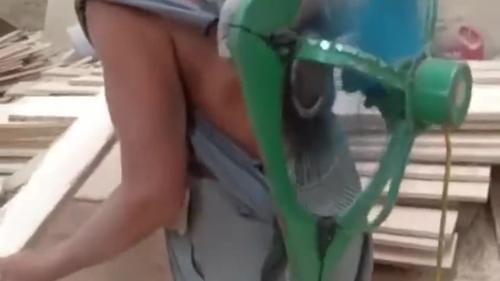 大爷太热了,背着个电风扇干活,要注意安全啊