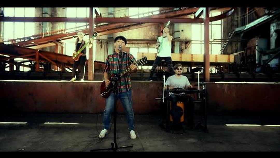 "中俄乌"三国乐队工厂里摇滚版改编翻唱《Time Machine》