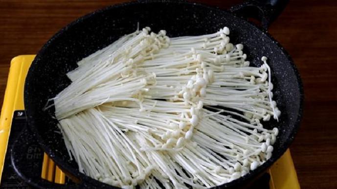 金针菇的根最好留下,放在家里还能长,就不用花钱出去买了!