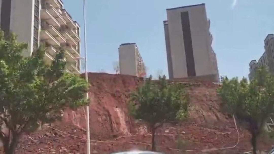 梅州一小区周边滑坡 瞬间烟雾腾起