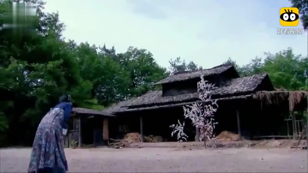 怀孕美女逃亡到破屋内,肚子疼痛面临要生产!