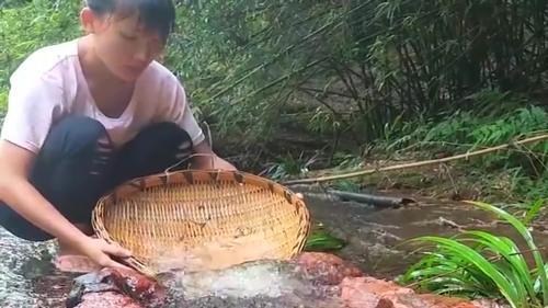 农民吃鱼就是这么简单,只要有一个簸箕就好了,看完收获不服不行啊!