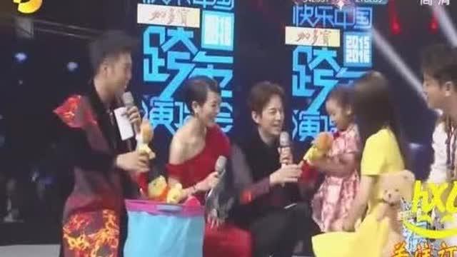 2016湖南卫视跨年演唱会 贾乃亮、李小璐、甜馨一家现场精彩互动
