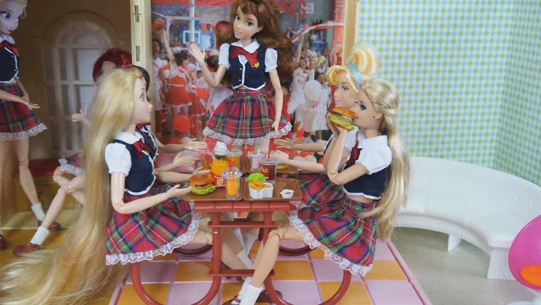 迪士尼玩具动画:芭比两姐妹的美好校园生活