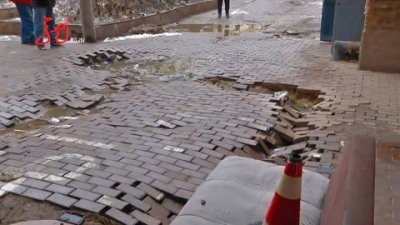 管井返水路面塌陷 居民出行像走地雷阵 一不小心就中招