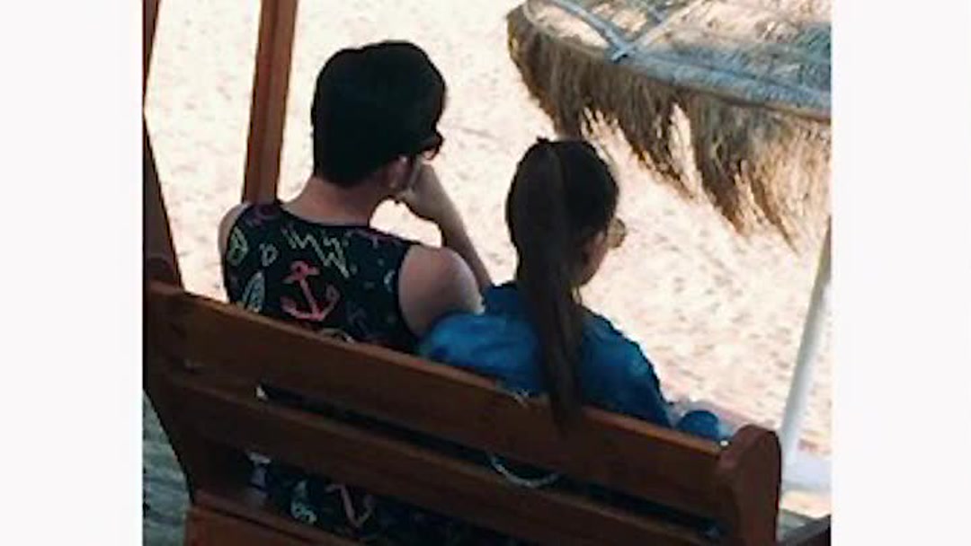 周杰伦依偎昆凌看海 神还原16年前《简单爱》歌词