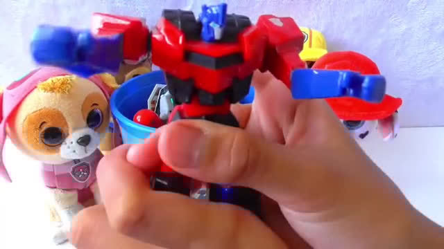 新颖又精致的玩具机器人,胳膊和头都可以动起来,真酷!