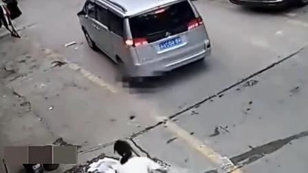 小孩子正蹲在地上玩,妈妈发疯似的跑过来,监控拍下难受的一刻