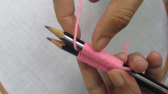 2支铅笔和毛线,教你花式编织简单花朵,绣在衣服裙子上非常漂亮