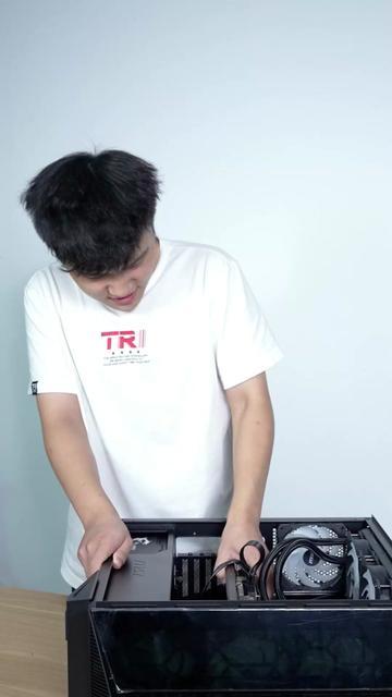 去拆显卡,结果被主板的卡扣卡住了,显卡根本拔不出来!游戏显卡,主板,.