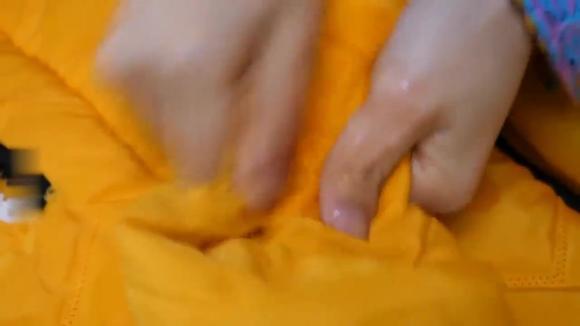 不小心在衣服上画了一下教你一个小妙招清理干净!