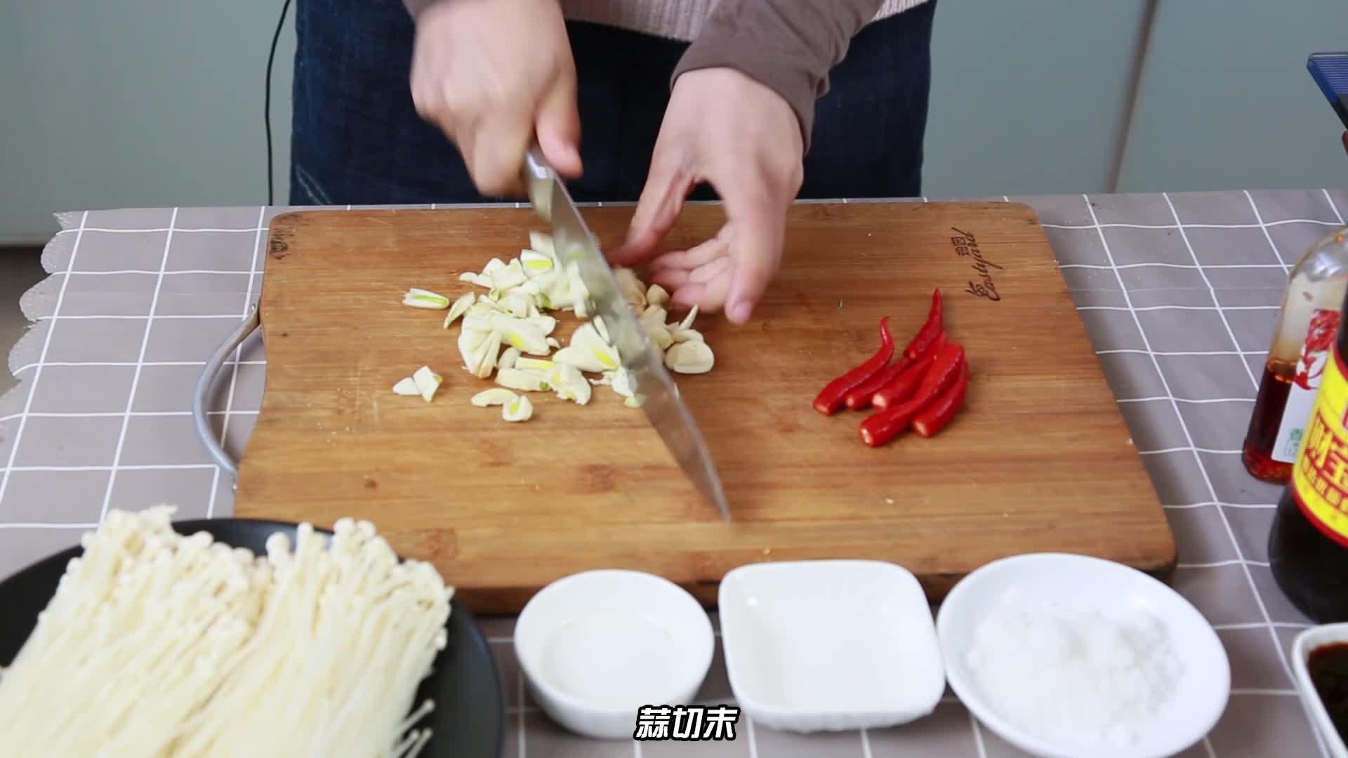 在家自己做锡纸金针菇,简单方便!干净卫生,而且还很好吃哦!