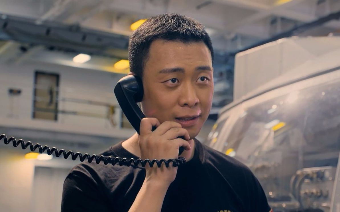 《红海行动》未映片段,各人打电话和家人聊天,铁汉也有柔情