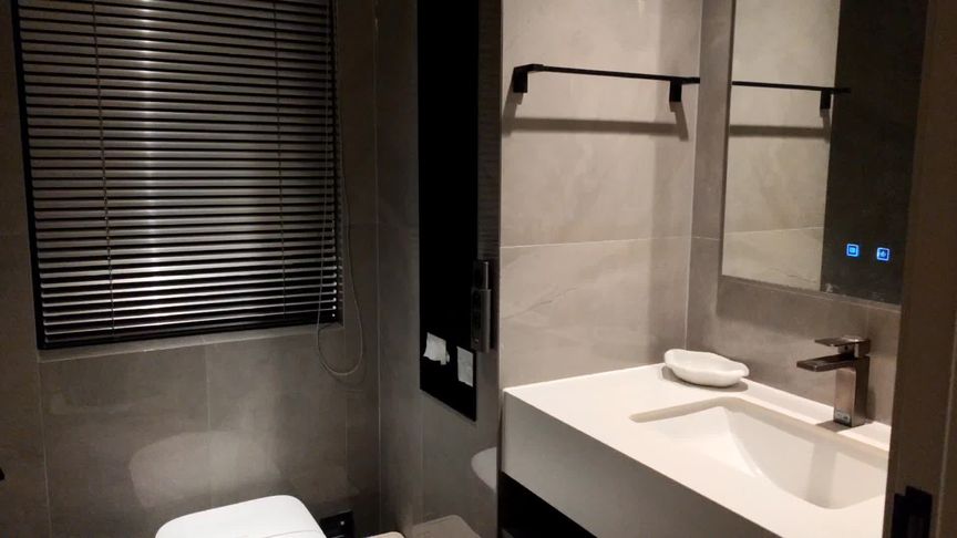 主卧卫生间怎么装修?架空洗手台+壁龛+双拼墙地砖+浴缸