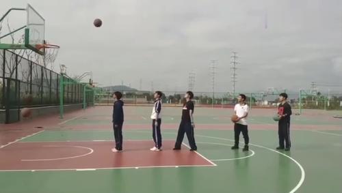 篮球场上看四川小伙子们投球,投篮技术不错