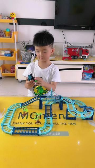 老公一包烟钱入的电动轨道小车车,轨道可以创意拼接,可把孩子开心坏.