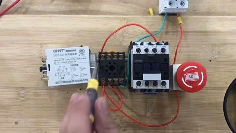 电工知识:时间继电器控制接触器延时断开电路,实物接线演示
