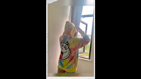 衣服质量好好～颜色好喜欢～很吸睛～衣服图案设计很有特色!