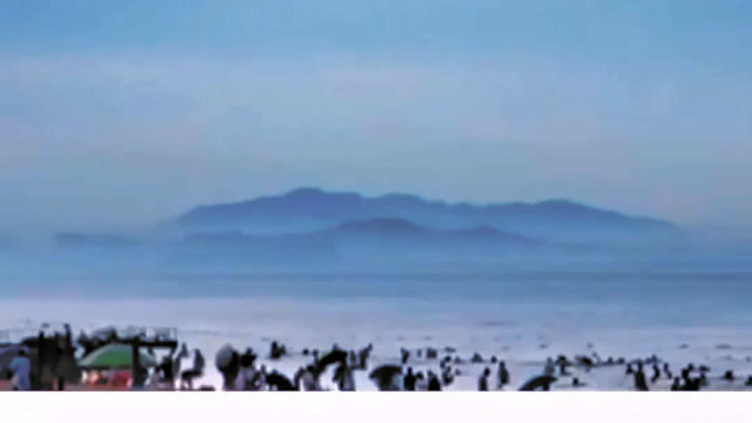 近日,秦皇岛昌黎县黄金海岸景区海边出现海市蜃楼景观,远远的海面上...