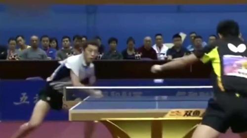 乒乓球比赛:张继科比赛现场丢球拍,许昕:原谅我不厚道的笑了