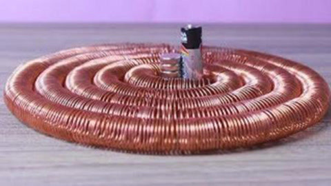 电池、铜丝加磁铁打造的磁悬浮机构,是和磁悬浮列车一个原理吧?