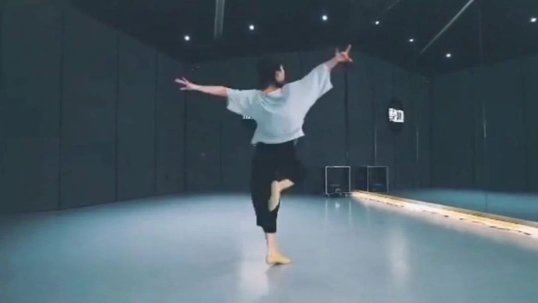 这个美女单人独舞《芳华》,太经典太好看