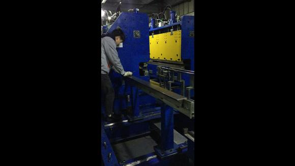 CNC折弯机人工快速换模时间在2分钟以内,大大提高了换型时间
