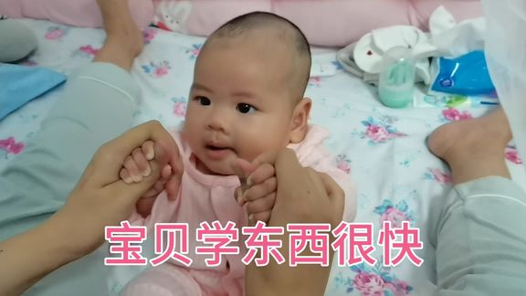 模仿体检医生帮助宝宝活动活动!练习了几天腰力手力明显大了