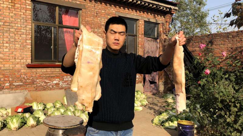 小伙花2个半小时来熬猪皮冻,柴火铁锅熬制,味道熬出来真不错