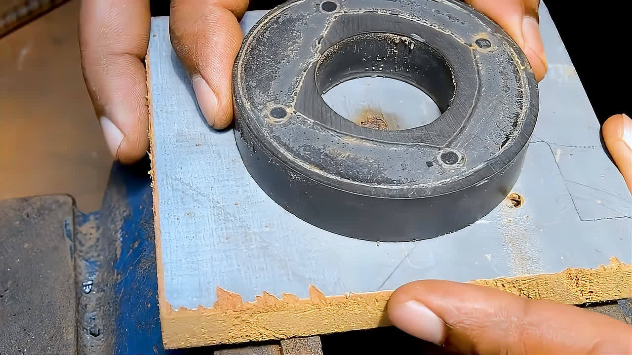 用磁铁做一个焊接工装,焊接钢结构件非常方便.