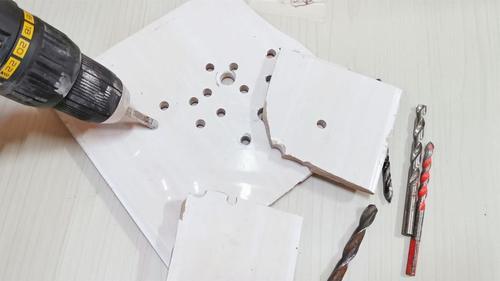 普通钻头给瓷砖打孔太难了,水电工用这个钻头,一打一个洞真方便