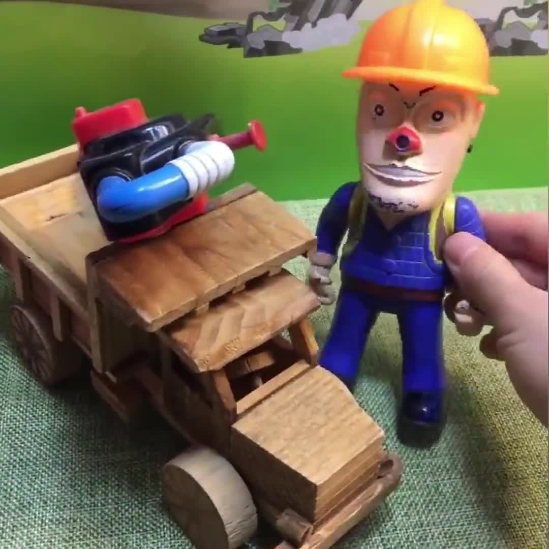 光头强准备去砍树了,小鸟要赶紧告诉熊大,可撞了一下墙全忘记了