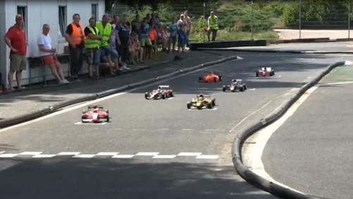 模型车竞赛:连声音都一样,卡位超车样样不少,刺激程度媲美F1赛场