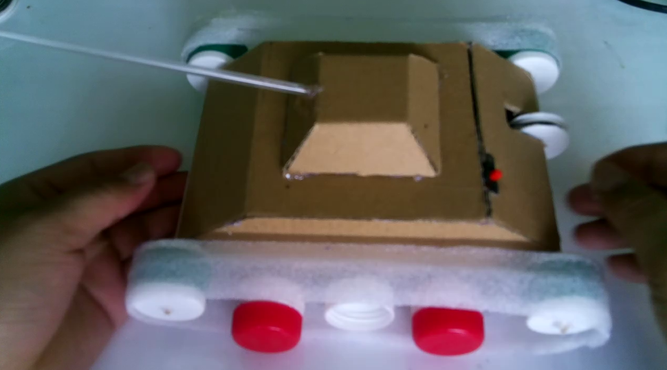 DIY创意手工,利用废纸箱就能制作一个好玩的电动小坦克玩具