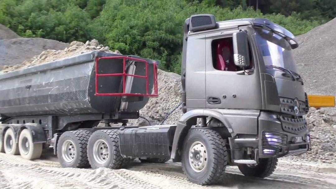 儿童玩具仿真翻斗车RC撞车和冷藏车救援!重型R-C车辆在流沙工作