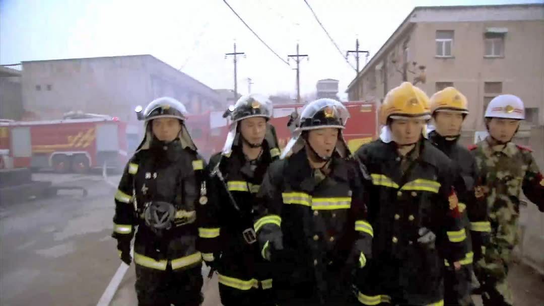 火线英雄:化工工厂发生爆炸,消防队全体出动,紧急灭火
