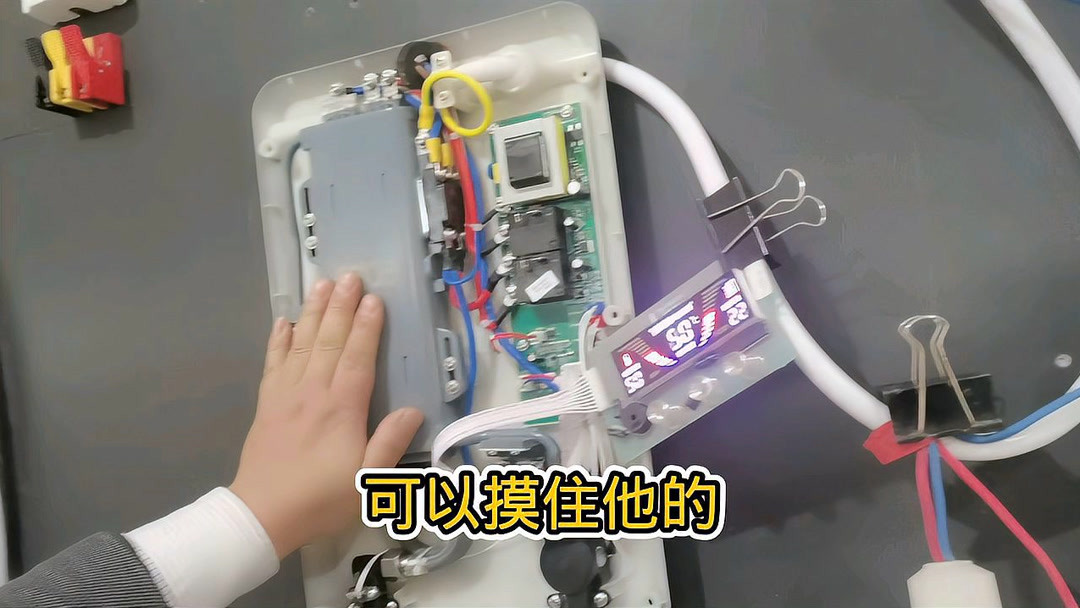 热水器带电测试,机壳带电点亮灯泡,还能正常安全洗澡吗