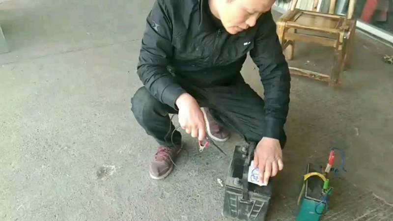 汽油汽车发电机和电瓶是怎么工作的,有车的一定要看阿中的试验