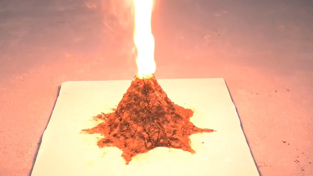 火山喷发的毁灭性有多大?小哥亲测,直观感受喷发瞬间,太壮观