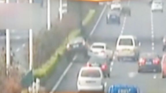 高速路上“疯狂小轿车”这是看不惯人家?一言不合就“走你”!