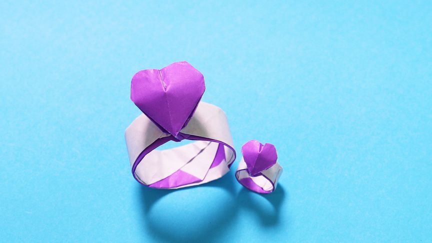 一张纸做的两用戒指,上面的心是立体的,做大一点还可以当手镯