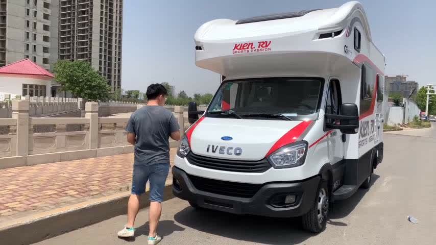 收了一台自动挡房车,床上能睡4个人,出行带的人越多越开心