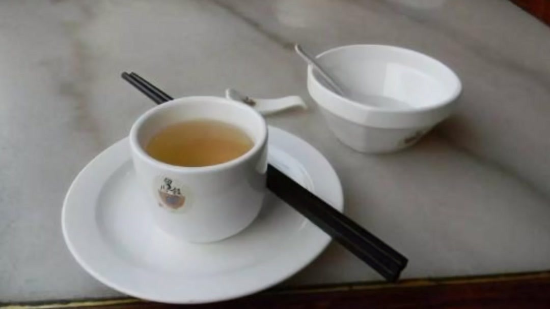 去饭店吃饭用开水烫餐具,到底有没有用呢?现在看见还不迟