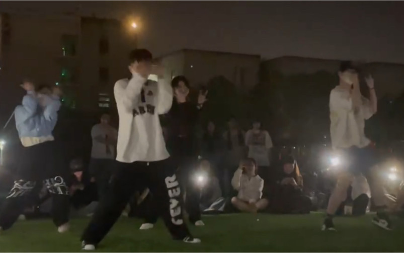 大学生封校后有多疯?在操场上一起大跳tomboy!