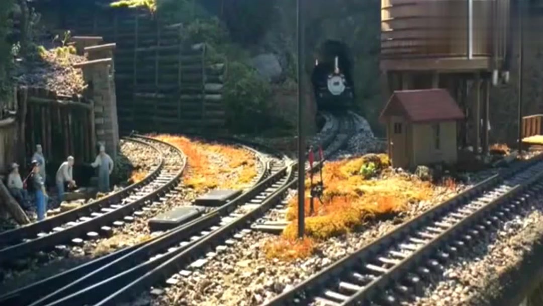 电动小火车拉着八节车厢跑,精巧黑科技