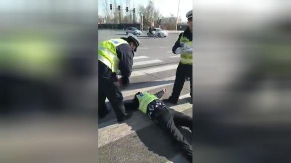 这是多大点事呢?男子驾车冲管卡!