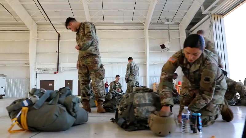 降落伞整理多麻烦?伞兵跳伞前要经过这么多步骤