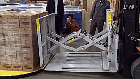 移动液压登车桥加叉车推拉器和纸滑托装柜,客户培训使用场景