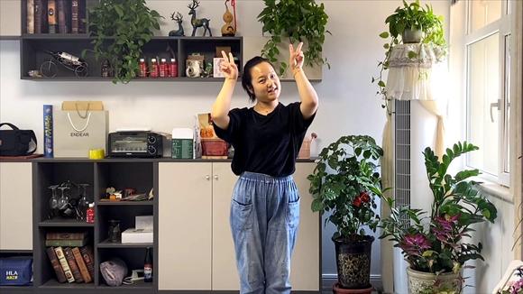 非常可爱的手势舞,女老师室内教学,小朋友们赶快学起来